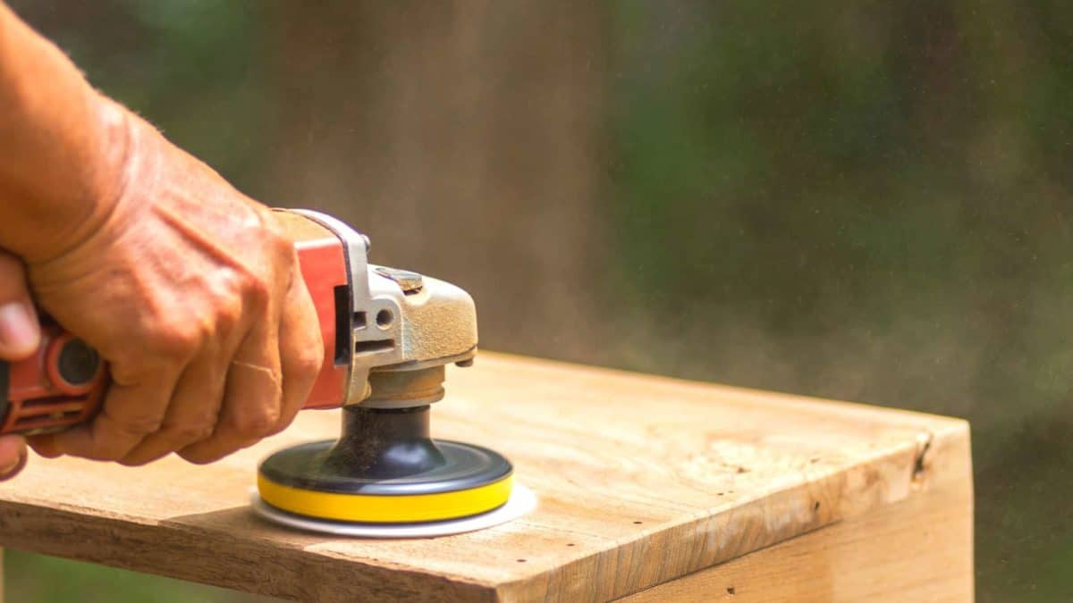 Wet sanding a solution against dust (dust-free sanding): 8 steps