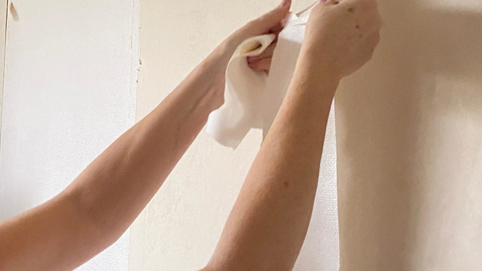 How to repair and refurbish wallpaper with paint